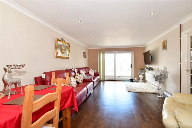 Cuckolds Green Road, Lower Stoke, Rochester, Kent ME3, 3 bedroom ...