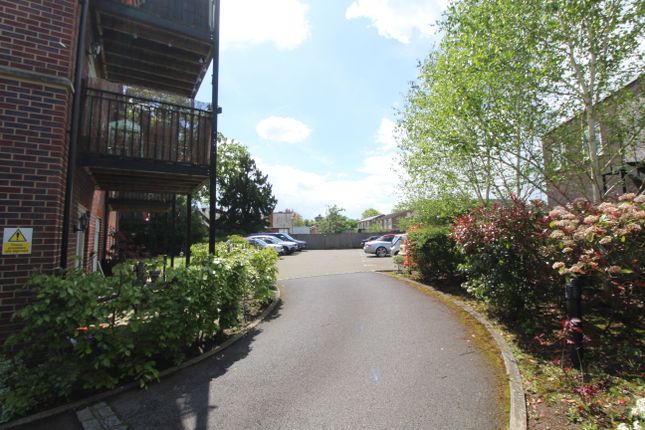High Road, Byfleet, Surrey KT14, 2 bedroom flat for sale - 64663959 ...