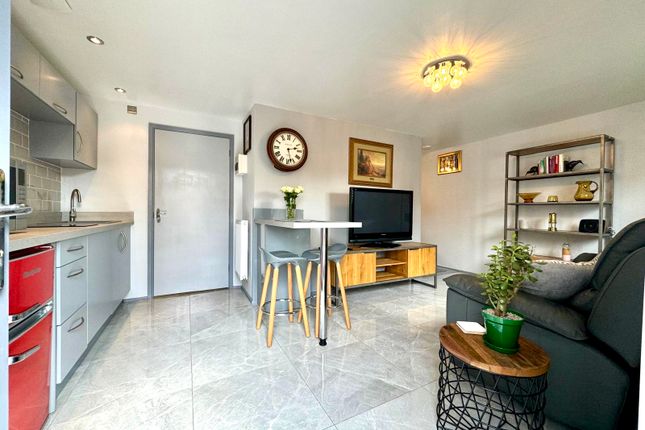 Clos Cwm Golau, Merthyr Tydfil CF47, 1 bedroom flat for sale - 67208921 ...