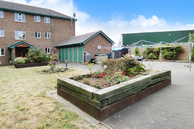 Highfield, Wick, Littlehampton BN17, 2 bedroom flat for sale - 66318132 ...