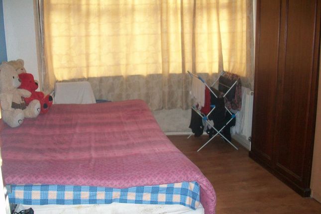 Willow Gardens Hounslow Tw3 3 Bedroom Semi Detached Bungalow For Sale