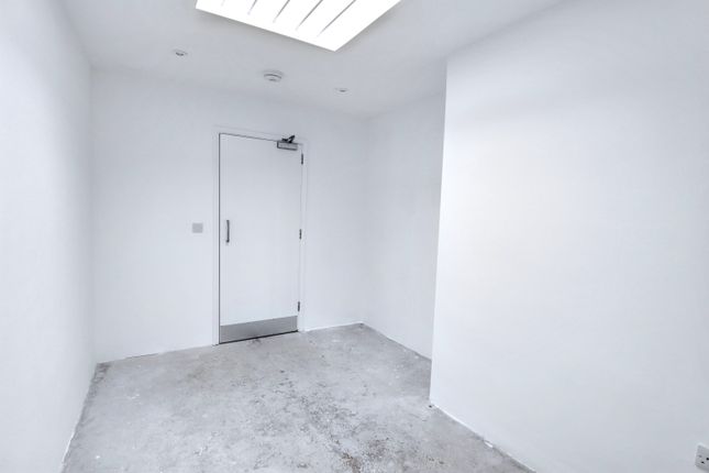 Oxlow Lane, Dagenham RM10, retail premises to let - 69778061 ...