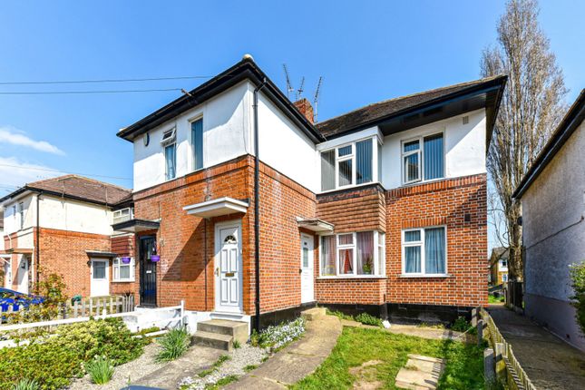 Grantham Gardens Chadwell Heath Romford Rm6 2 Bedroom Maisonette For