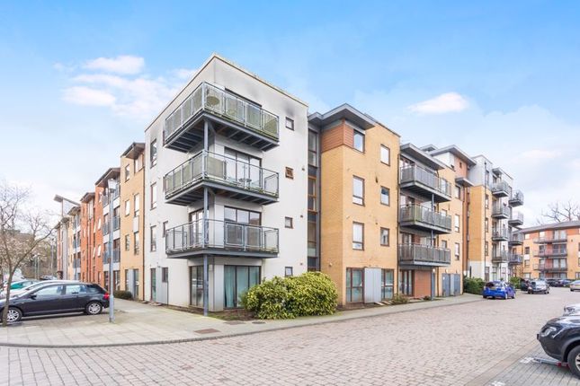 2 bed flat for sale in Commonwealth Drive, Three Bridges, Crawley, West ...