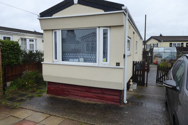 Surrey Hills Park, Normandy, Guildford, Surrey GU3, 2 bedroom mobile ...