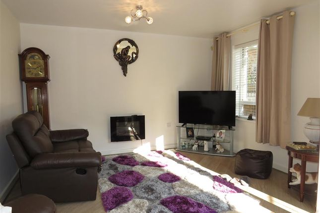 High Street, Raunds, Wellingborough NN9, 2 bedroom flat for sale ...