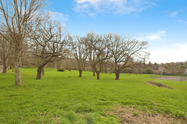 Gilbert Close, London SE18, 2 bedroom flat for sale - 66746180 ...