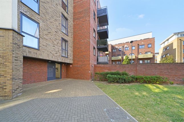 Sutherland Road, London E17, 2 bedroom flat for sale - 68216818 ...