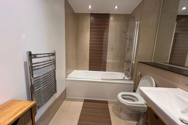 Barton Place, Manchester, Greater Manchester M4, 2 bedroom flat to rent ...