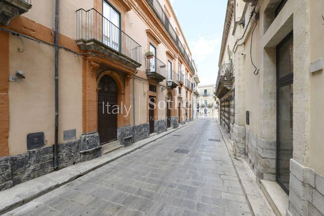 Via Conte Cabrera, Ragusa, Sicilia, 3 bedroom duplex for sale ...