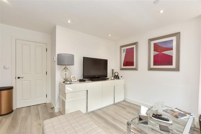 Bridge Street, Leatherhead, Surrey KT22, 1 bedroom flat for sale ...
