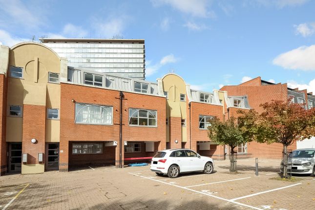 Sundial Court, Barnsbury Lane, Tolworth KT5, 2 bedroom flat to rent ...