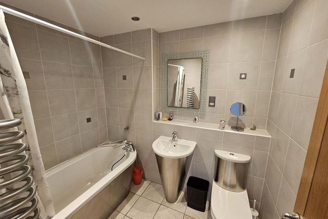 Bute Terrace, Cardiff CF10, 2 bedroom flat to rent - 70250623 ...
