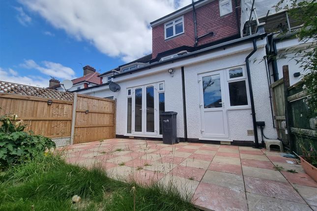 Hedge Lane Palmers Green London N13 3 Bedroom Flat For Sale