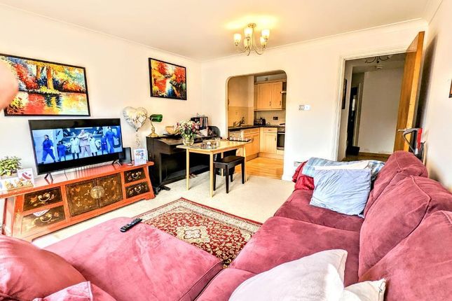 Pembroke House Chaucer Way London Sw19 2 Bedroom Flat To Rent