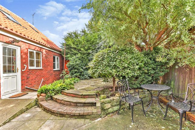 Larpool Lane, Whitby YO22, 2 bedroom bungalow for sale - 62626521 ...