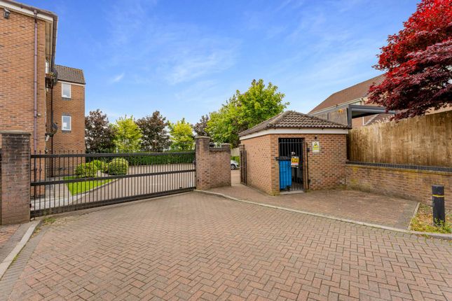 Castle Hey Close, Unsworth BL9, 2 bedroom flat for sale - 70552339 ...