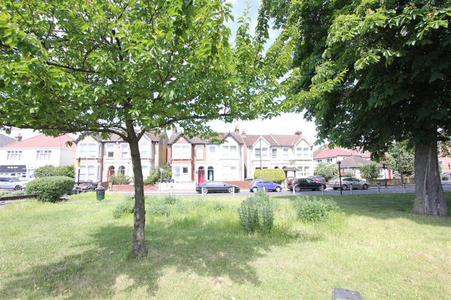 Woodside Green, Woodside, Croydon SE25, 2 bedroom flat for sale ...