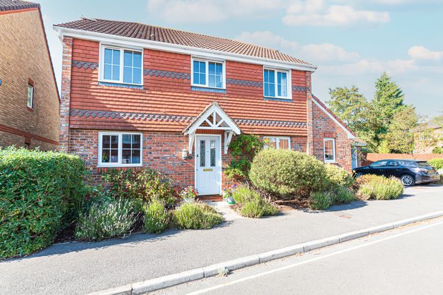 Langley Drive Aldershot Hampshire Gu11 4 Bedroom Detached House For