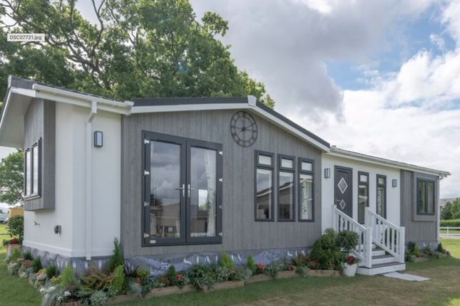 Barataria Park, Ripley, Woking GU23, 2 bedroom mobile/park home for ...