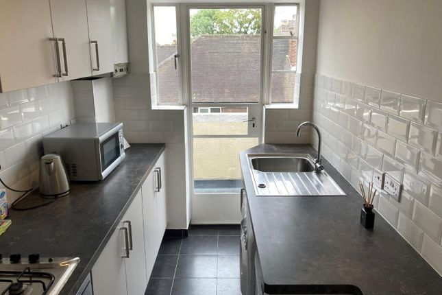 Byron Mansions, Corbets Tey Road, Upminster RM14, 2 bedroom flat to ...