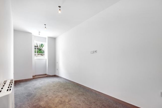 Lime Tree Way, Basingstoke RG24, 2 bedroom flat to rent - 62612383 ...