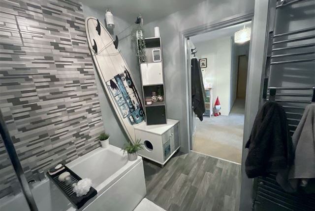 Normanton Spring Close, Sheffield S13, 2 bedroom flat for sale ...