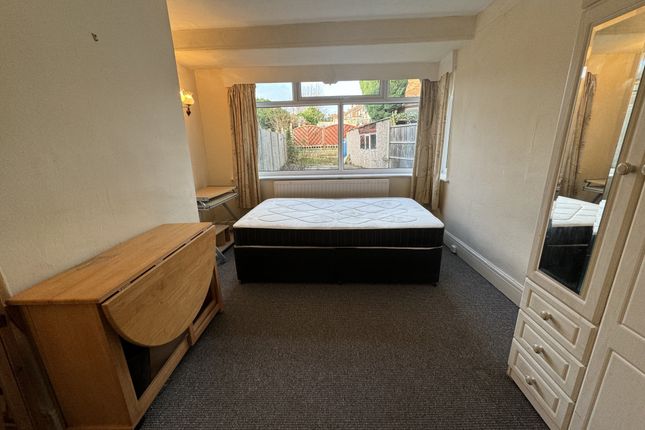 Eden Drive, Leeds LS4, 4 bedroom semi-detached house to rent - 52524099 ...