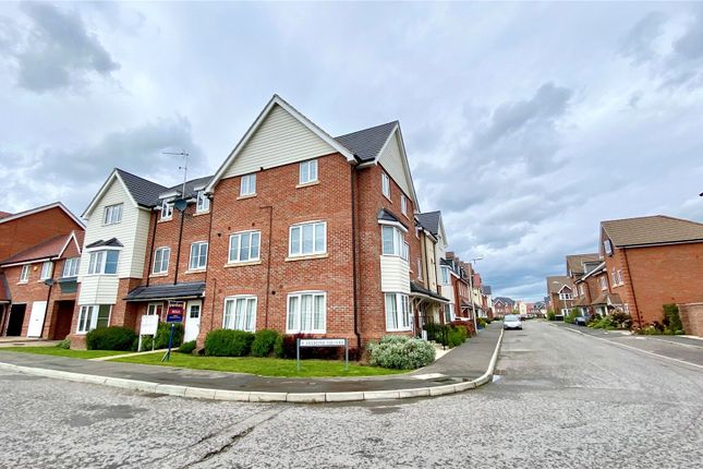 Jasmine Square, Woodley, Reading, Berkshire RG5, 2 bedroom flat for ...