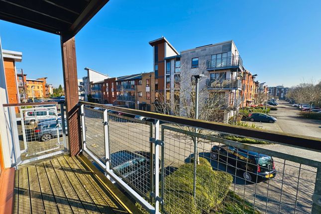 Commonwealth Drive, Crawley RH10, 2 bedroom flat for sale - 69600456 ...