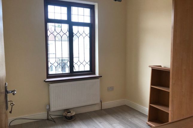 Room to rent in Castleton Road, Ilford IG3 - Zoopla