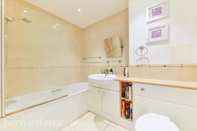 1 bed flat to rent in Hamlyn House, High Street, Feltham TW13 - Zoopla