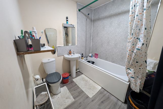 Linnaeus Street, Hull HU3, 2 bedroom flat for sale - 69506367 ...