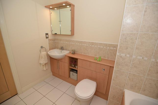 Altrincham Road, Sharston, Manchester M22, 2 bedroom flat to rent ...