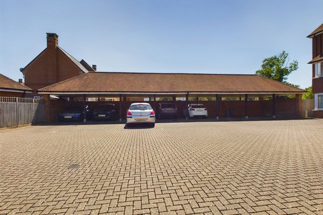 Lodge House, Millpond Lane, Faygate RH12, 2 bedroom flat for sale ...