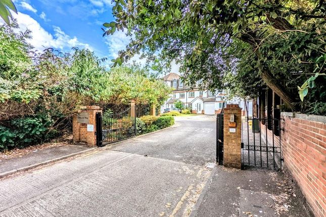 Pembroke House Chaucer Way London Sw19 2 Bedroom Flat To Rent