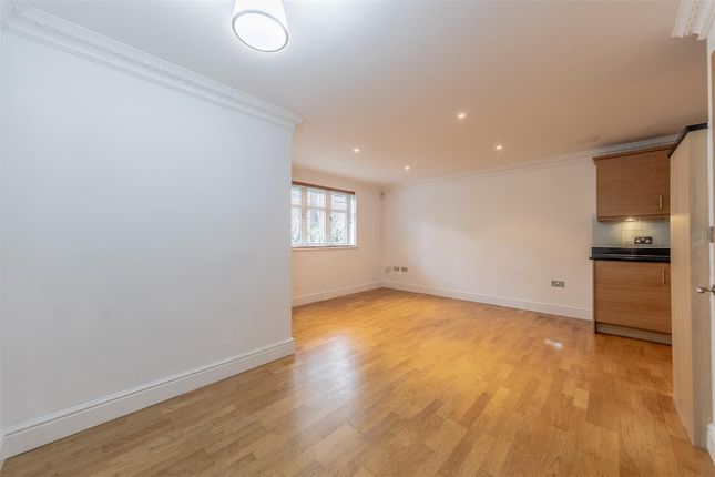 Heath Road, Weybridge KT13, 2 bedroom maisonette for sale - 65648493 ...