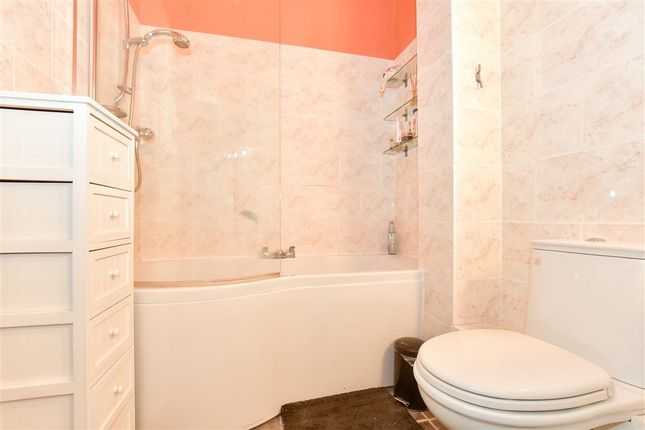 Oak Tree Way, Horsham, West Sussex RH13, 2 bedroom flat for sale ...