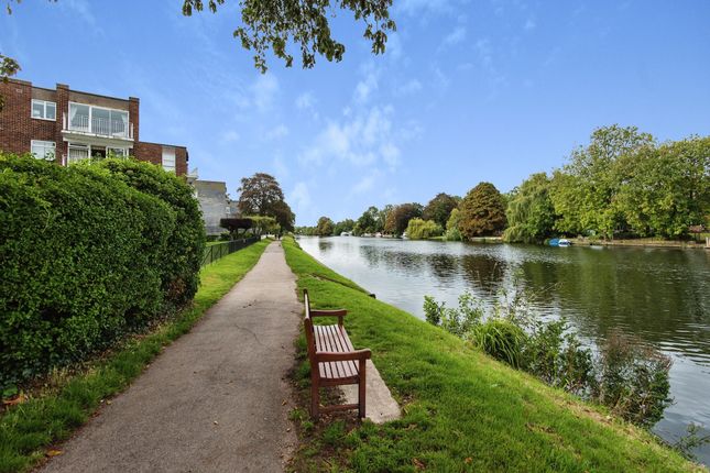 Riverside Road, Staines TW18, 2 bedroom flat for sale - 65731541 ...