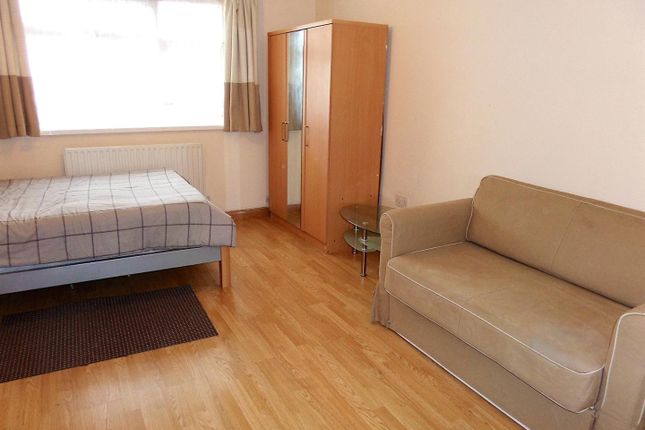 Botwell Common Road, Hayes, Middlesex UB3, studio to rent - 64556799 ...
