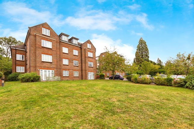 Gatton Park Road, Redhill RH1, 2 bedroom flat for sale - 68138432 ...