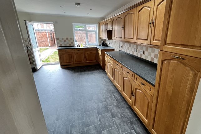 Lisieux Way, Taunton TA1, 4 bedroom property to rent - 62162370 ...