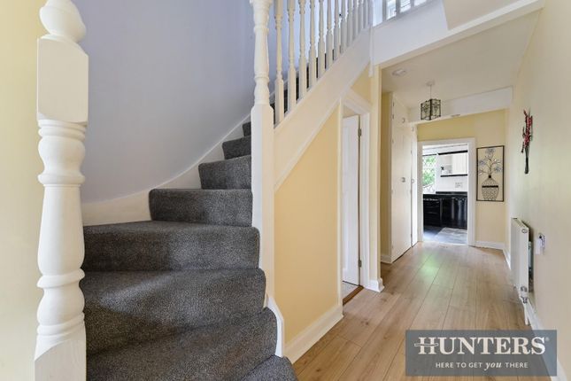 Tudor Avenue Worcester Park Kt4 4 Bedroom Semi Detached Bungalow For