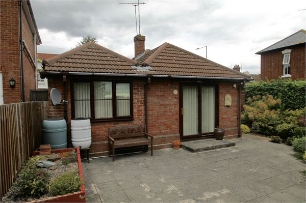Bergholt Rd Colchester Essex Co4 2 Bedroom Detached Bungalow For