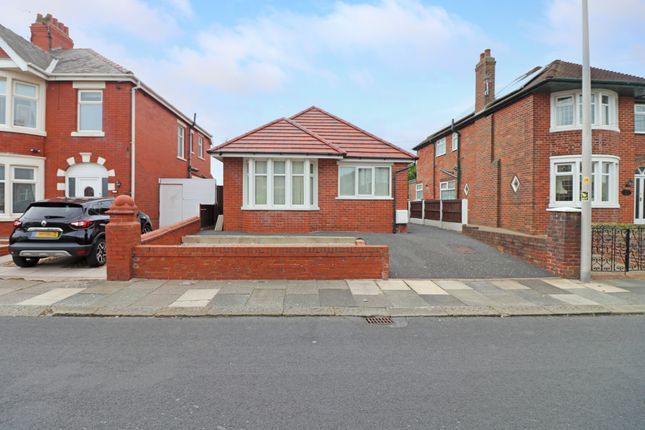 Warbreck Drive, Blackpool FY2, 2 bedroom bungalow for sale - 67799625 ...