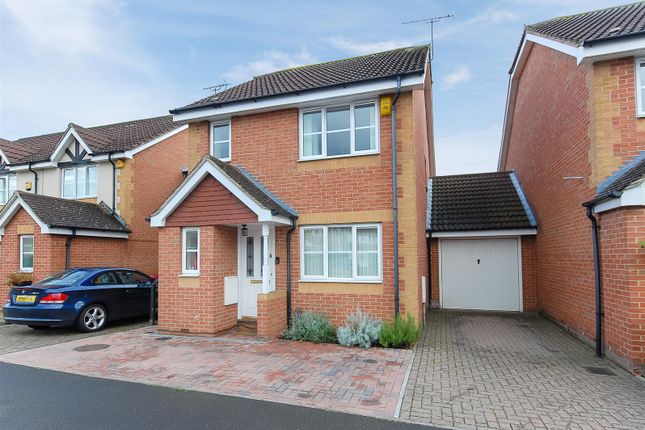 Houses for Sale in Hunters Way, Cippenham, Slough SL1 - Hunters Way ...