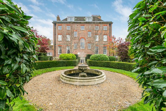 Springfield Park, North Parade, Horsham RH12, 2 bedroom penthouse for ...