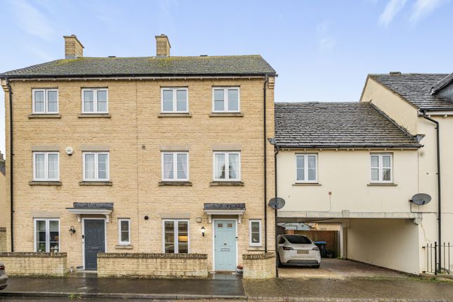 Pear Tree Walk, Carterton, Oxfordshire OX18, 4 bedroom semi-detached ...