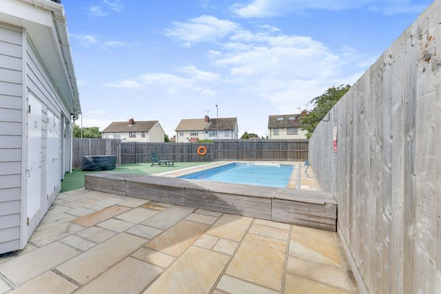 Rawreth Lane, Wickford SS11, 2 bedroom bungalow for sale - 66424597 ...