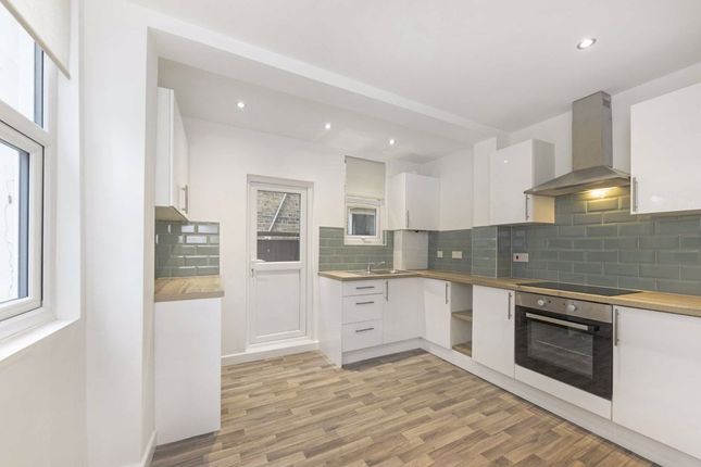 Radbourne Road, London SW12, 2 bedroom flat to rent - 60141895 ...